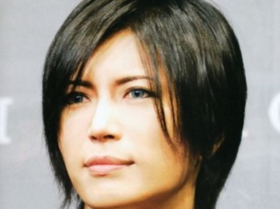 GACKTは整形で顔変わったしスッピンはひどい？素顔になった昔の卒アル写真と現在を比較！ | 気になるあのエンタメ！
