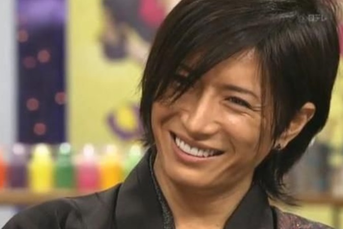 GACKTは整形で顔変わったしスッピンはひどい？素顔になった昔の卒アル写真と現在を比較！ | 気になるあのエンタメ！